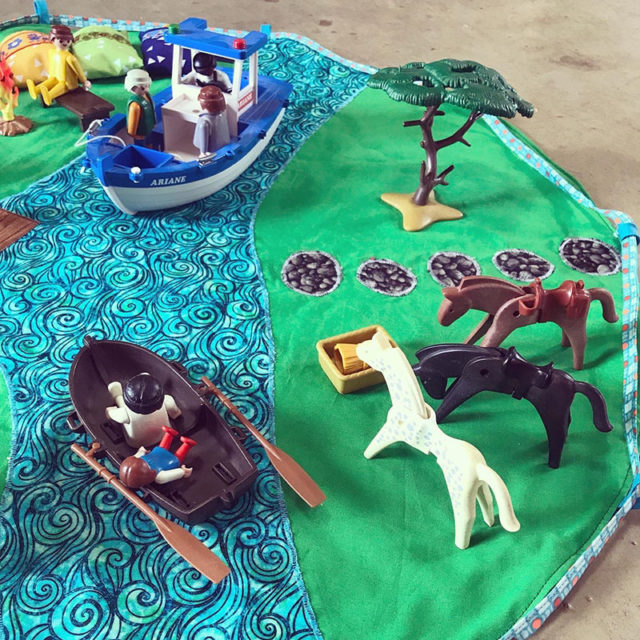 Un tapis de jeu pour les playmobil - Blisscocotte